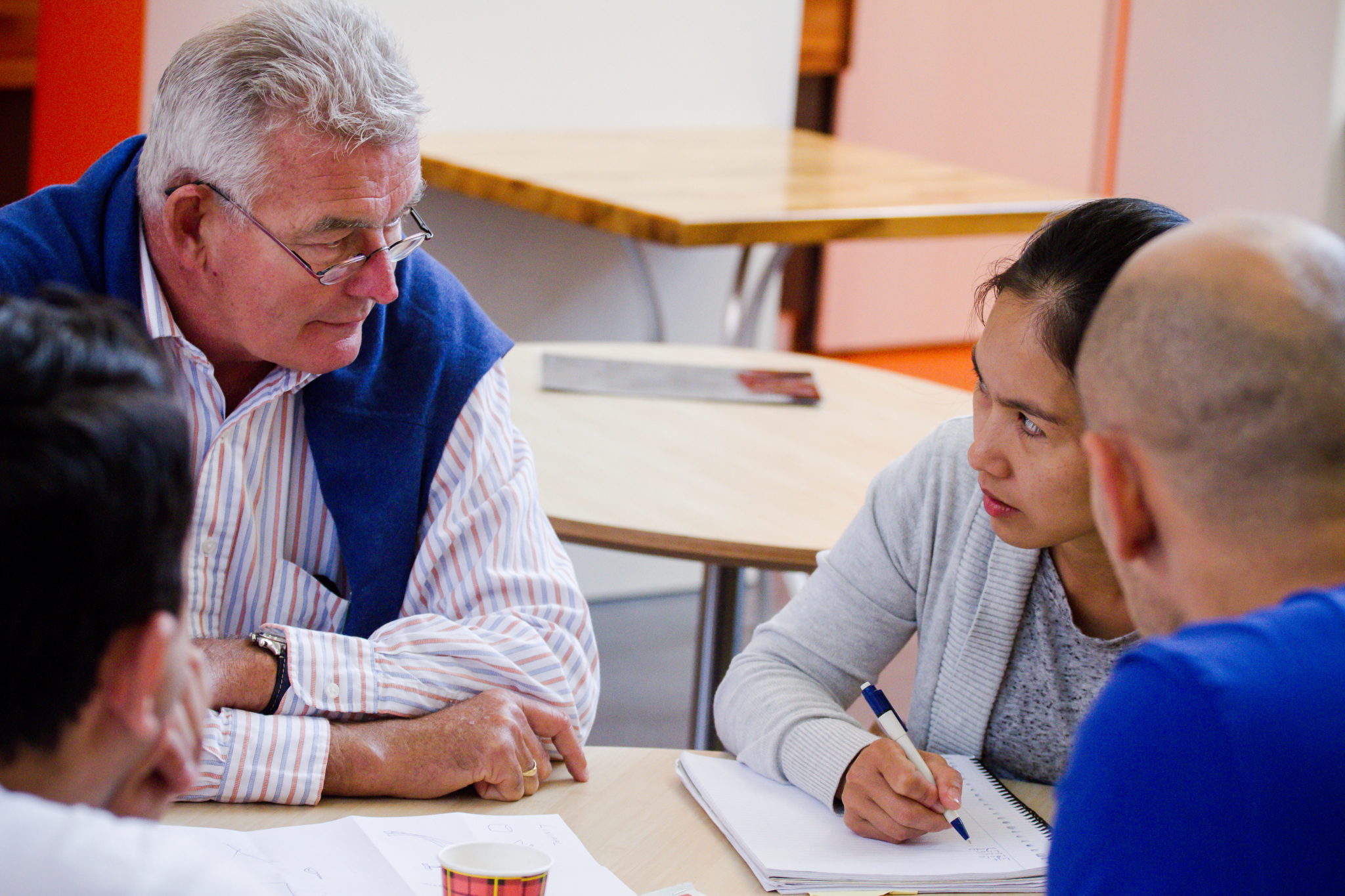 Bij taalcoaching het NT2-lesboek van de nieuwkomer gebruiken, doen of ...
