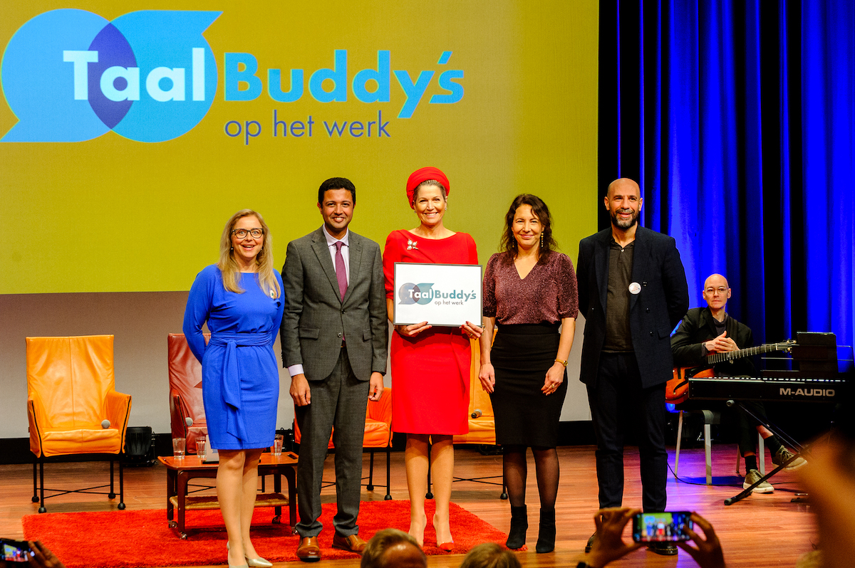 Koningin Máxima lanceert 'Taalbuddy's op het werk' tijdens verjaardagsfeest Het Begint met Taal ...